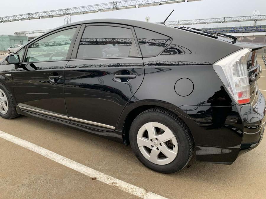 Black Toyota Prius 2011 in Kaunas, with an engine capacity of 1.80 L and mileage of 234 thousand km for 6100 €, photo 4 on AUTOMOTO.COM.LV