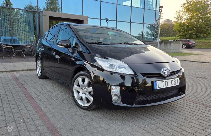 Melns Toyota Prius 2011 Viļņa, ar dzinēja tilpumu 1.80 L un nobraukumu 450 tūkst. km par 3999 €, foto 1 vietnē AUTOMOTO.COM.LV