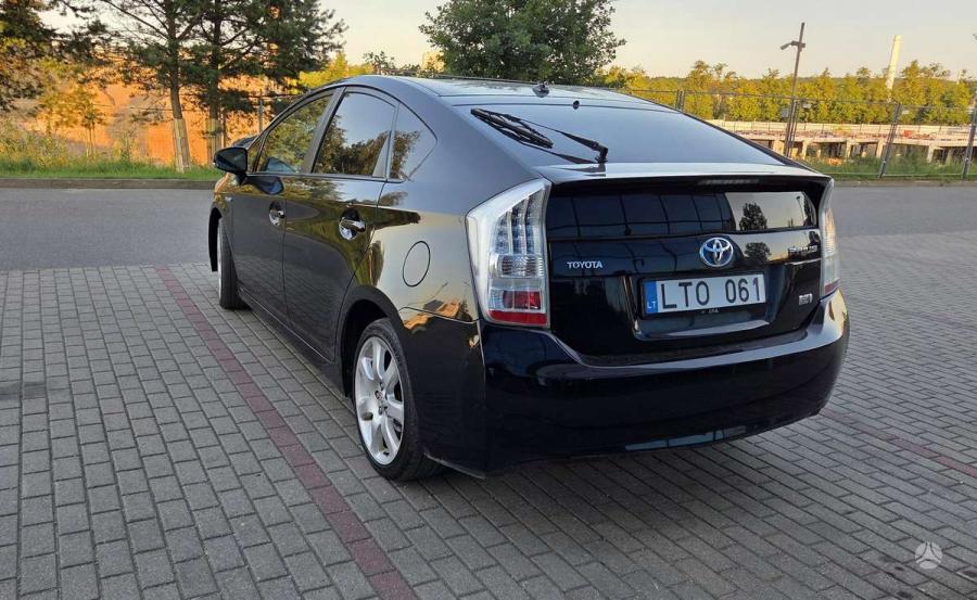 Melns Toyota Prius 2011 Viļņa, ar dzinēja tilpumu 1.80 L un nobraukumu 450 tūkst. km par 3999 €, foto 4 vietnē AUTOMOTO.COM.LV