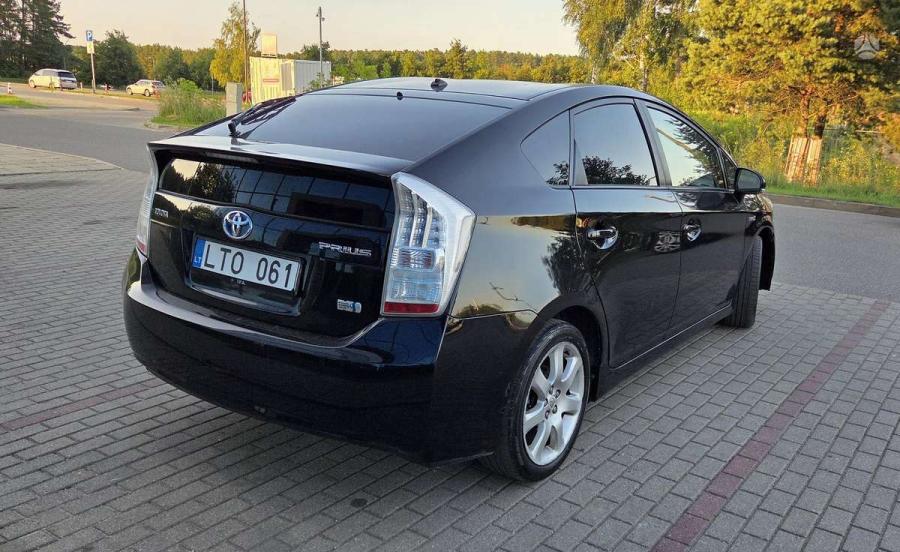 Melns Toyota Prius 2011 Viļņa, ar dzinēja tilpumu 1.80 L un nobraukumu 450 tūkst. km par 3999 €, foto 5 vietnē AUTOMOTO.COM.LV