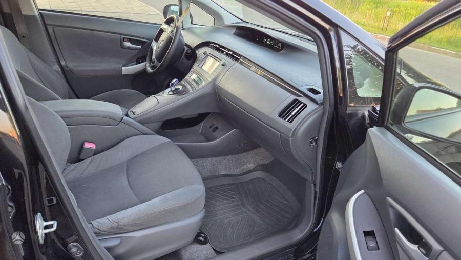 Melns Toyota Prius 2011 Viļņa, ar dzinēja tilpumu 1.80 L un nobraukumu 450 tūkst. km par 3999 €, foto 6 vietnē AUTOMOTO.COM.LV