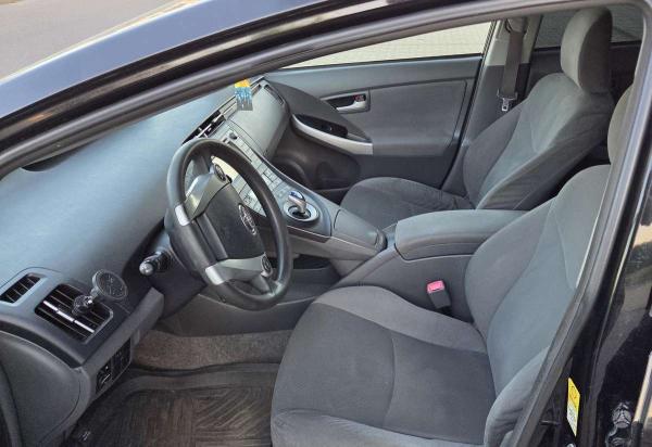 Black Toyota Prius 2011 in Vilnius, with an engine capacity of 1.80 L and mileage of 450 thousand km for 3999 €, photo 6 on AUTOMOTO.COM.LV