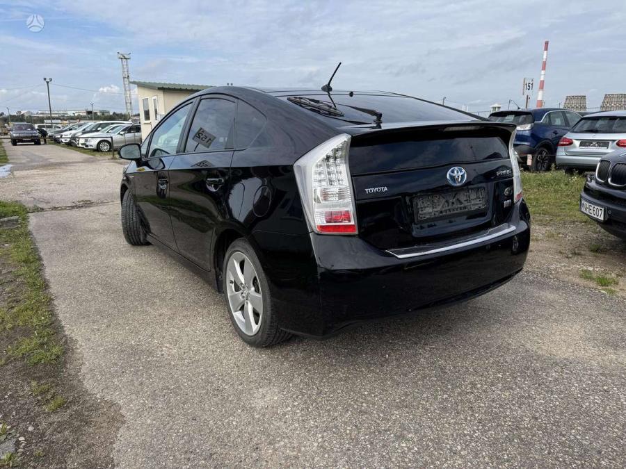 Melns Toyota Prius 2011 Viļņa, ar dzinēja tilpumu 1.80 L un nobraukumu 259 tūkst. km par 6000 €, foto 4 vietnē AUTOMOTO.COM.LV