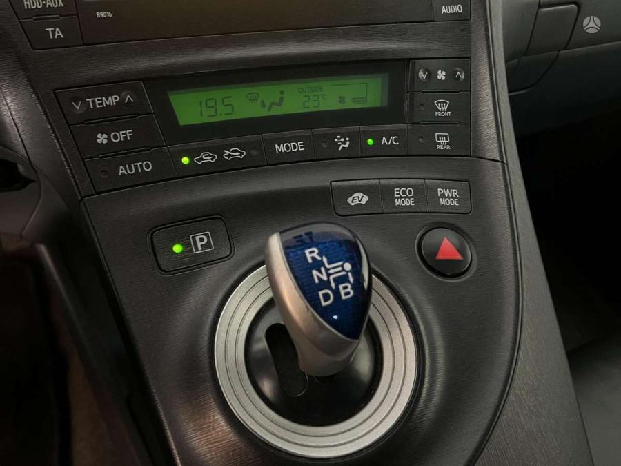 Black Toyota Prius 2011 in Kaunas, with an engine capacity of 1.80 L and mileage of 380 thousand km for 6999 €, photo 15 on AUTOMOTO.COM.LV