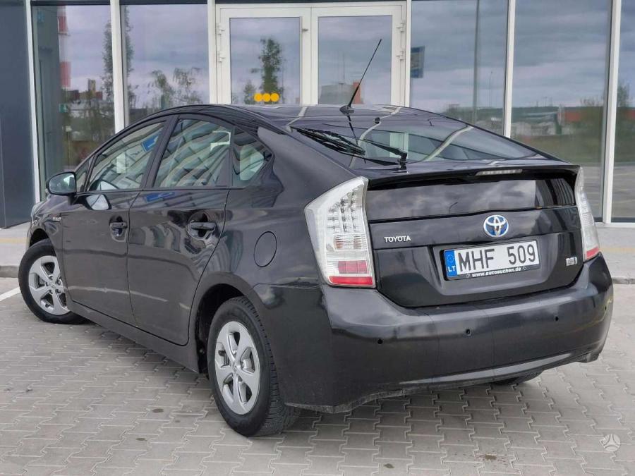 Black Toyota Prius 2012 in Vilnius, with an engine capacity of 1.80 L and mileage of 356 thousand km for 6250 €, photo 4 on AUTOMOTO.COM.LV