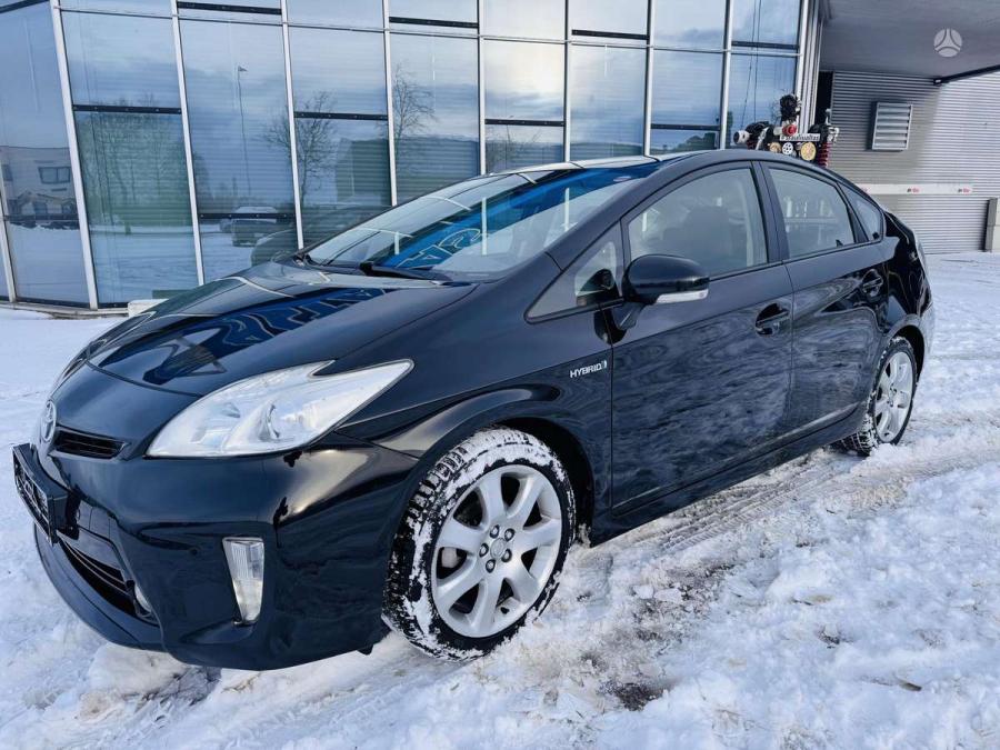 Black Toyota Prius 2012 in Siauliai, with an engine capacity of 1.80 L and mileage of 260 thousand km for 7650 €, photo 1 on AUTOMOTO.COM.LV