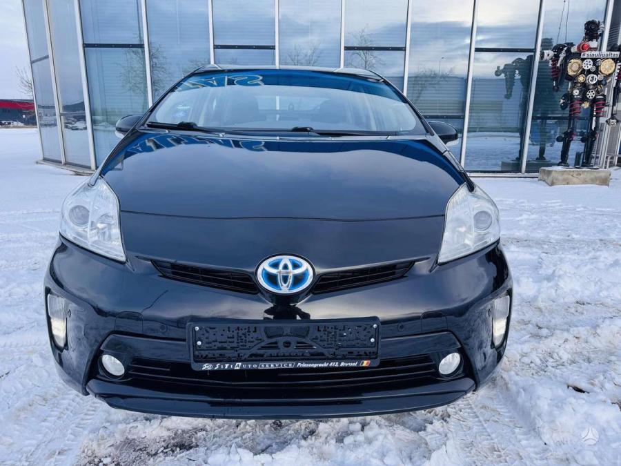 Black Toyota Prius 2012 in Siauliai, with an engine capacity of 1.80 L and mileage of 260 thousand km for 7650 €, photo 3 on AUTOMOTO.COM.LV