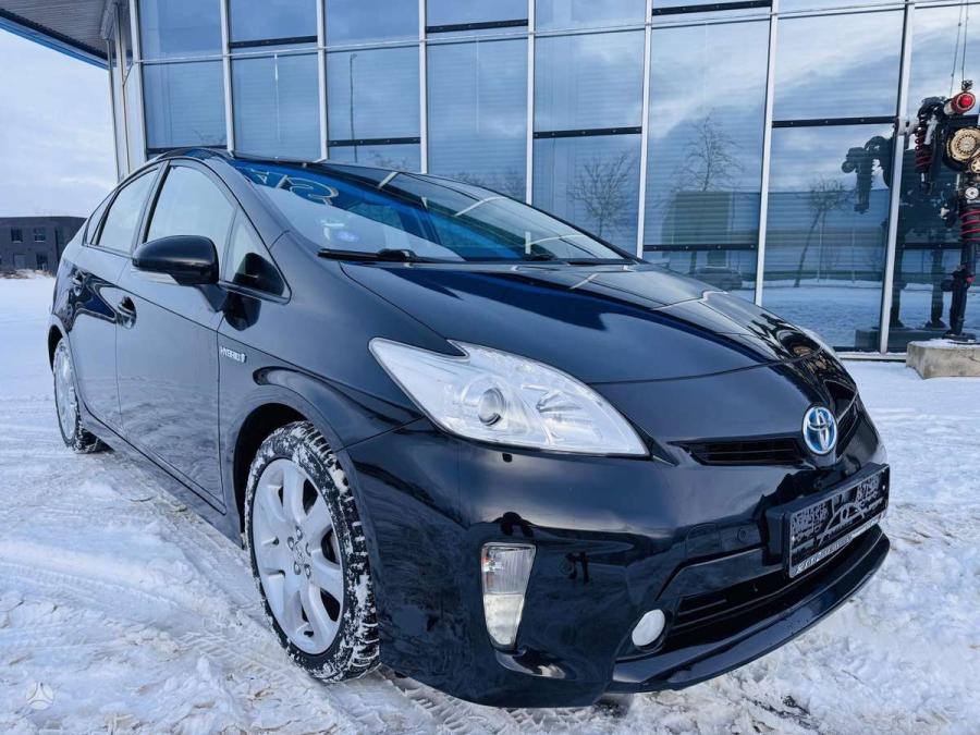 Black Toyota Prius 2012 in Siauliai, with an engine capacity of 1.80 L and mileage of 260 thousand km for 7650 €, photo 5 on AUTOMOTO.COM.LV