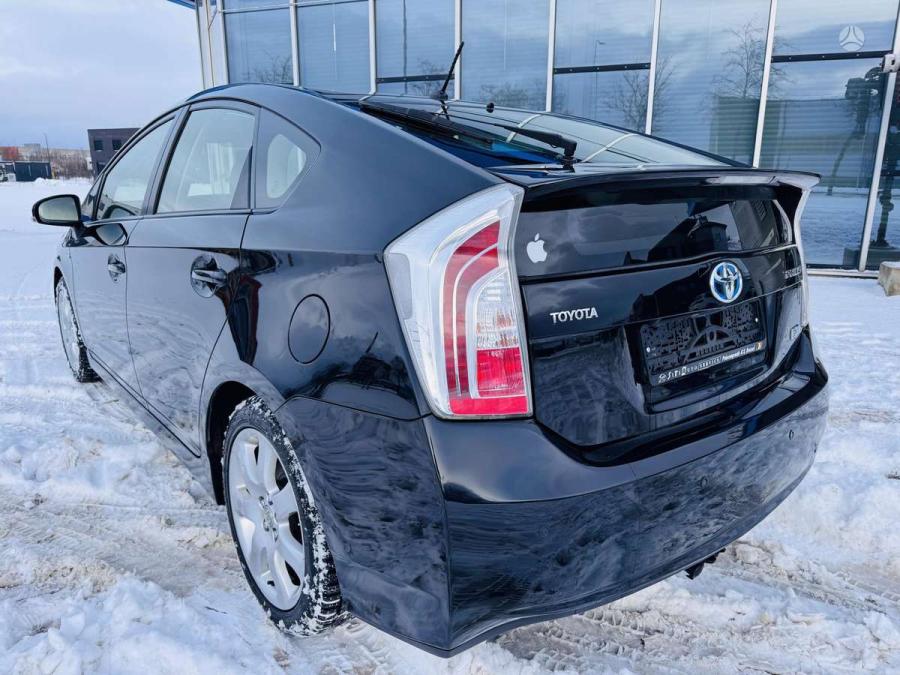 Black Toyota Prius 2012 in Siauliai, with an engine capacity of 1.80 L and mileage of 260 thousand km for 7650 €, photo 6 on AUTOMOTO.COM.LV