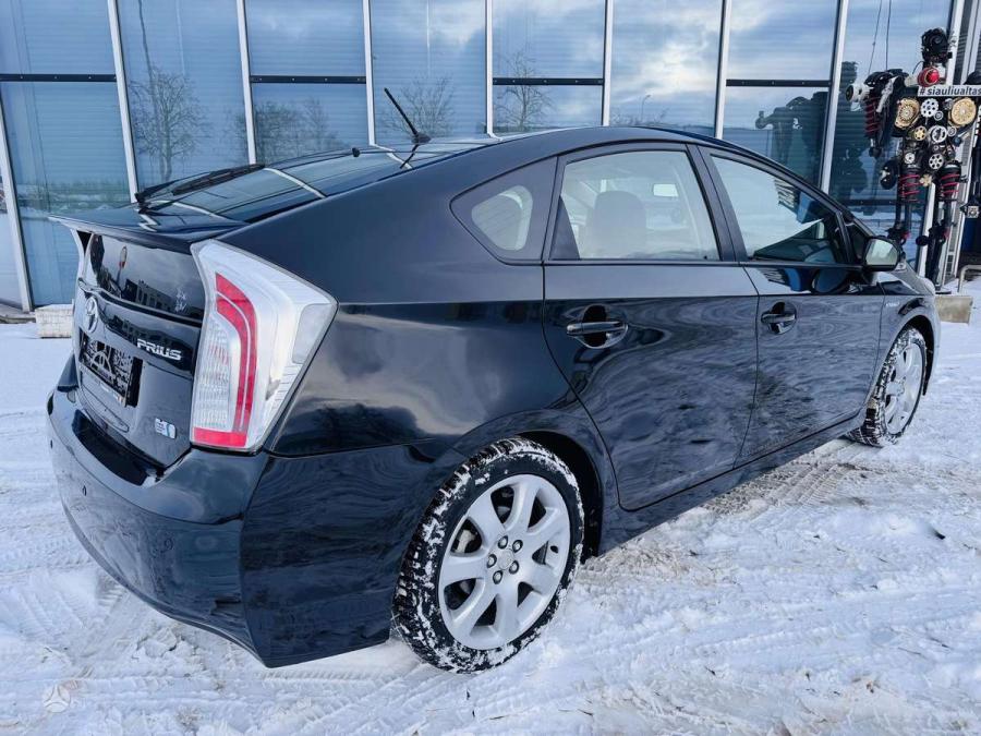 Black Toyota Prius 2012 in Siauliai, with an engine capacity of 1.80 L and mileage of 260 thousand km for 7650 €, photo 10 on AUTOMOTO.COM.LV