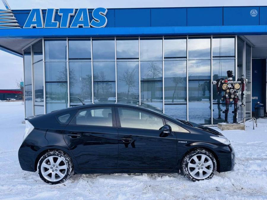 Black Toyota Prius 2012 in Siauliai, with an engine capacity of 1.80 L and mileage of 260 thousand km for 7650 €, photo 12 on AUTOMOTO.COM.LV