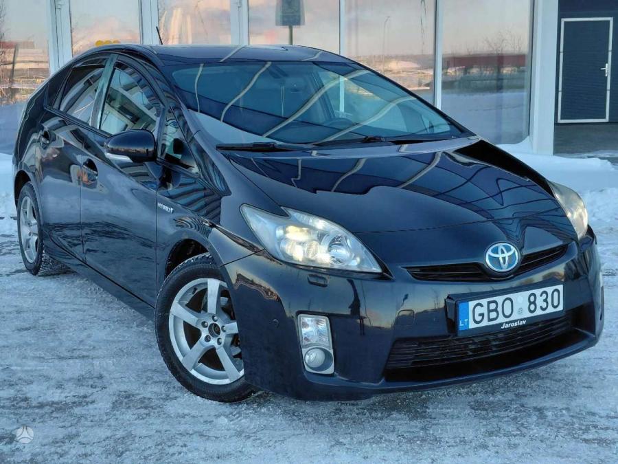 Black Toyota Prius 2012 in Vilnius, with an engine capacity of 1.80 L and mileage of 318 thousand km for 7000 €, photo 1 on AUTOMOTO.COM.LV