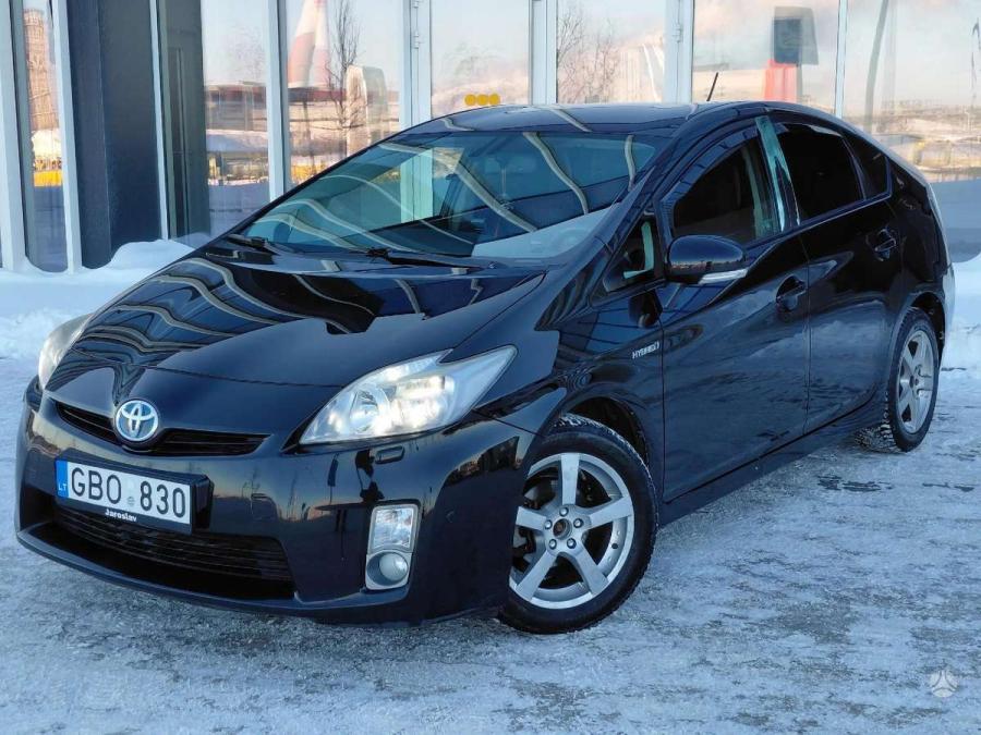 Black Toyota Prius 2012 in Vilnius, with an engine capacity of 1.80 L and mileage of 318 thousand km for 7000 €, photo 3 on AUTOMOTO.COM.LV