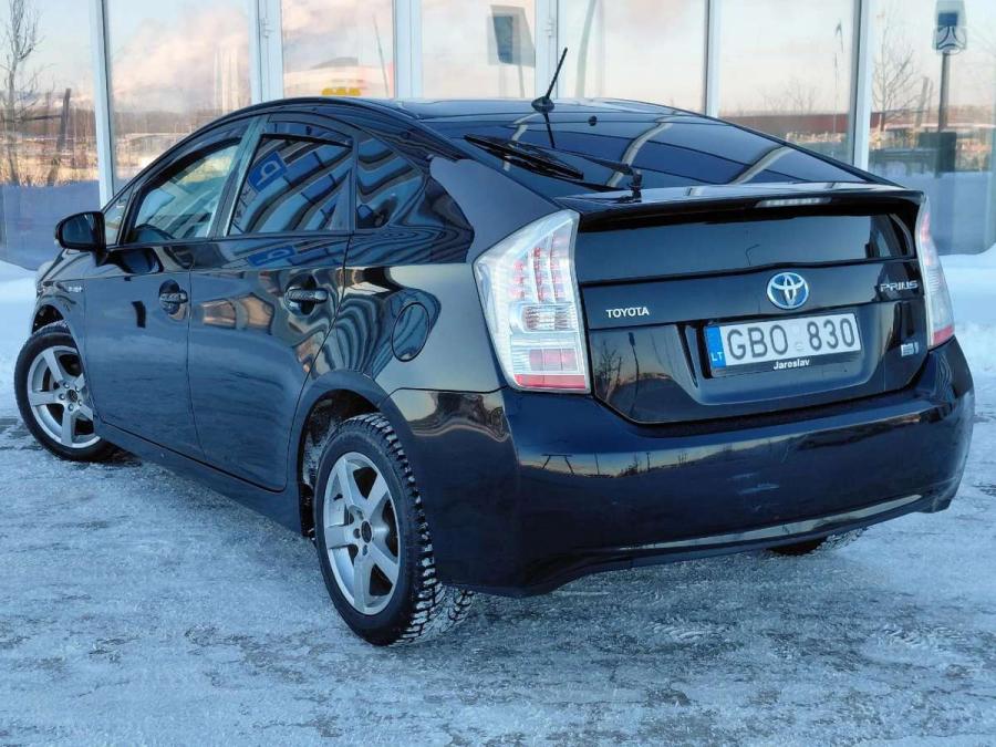 Black Toyota Prius 2012 in Vilnius, with an engine capacity of 1.80 L and mileage of 318 thousand km for 7000 €, photo 4 on AUTOMOTO.COM.LV