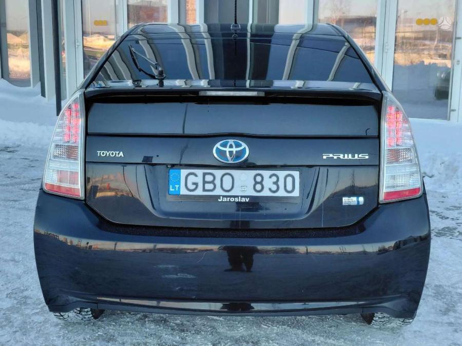 Black Toyota Prius 2012 in Vilnius, with an engine capacity of 1.80 L and mileage of 318 thousand km for 7000 €, photo 5 on AUTOMOTO.COM.LV