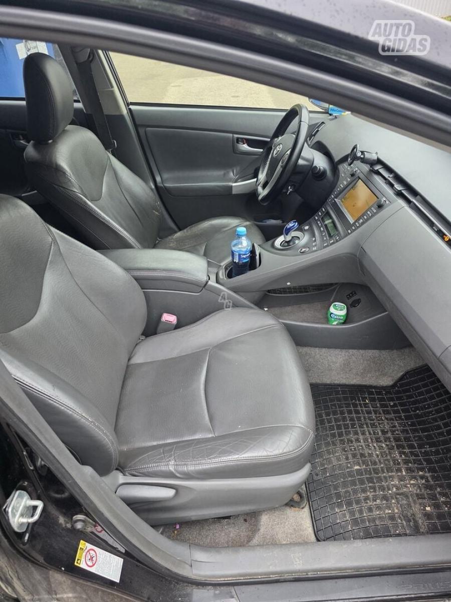 Black Toyota Prius 2012 in Panevezys, with an engine capacity of 1.80 L and mileage of 266 thousand km for 4999 €, photo 7 on AUTOMOTO.COM.LV