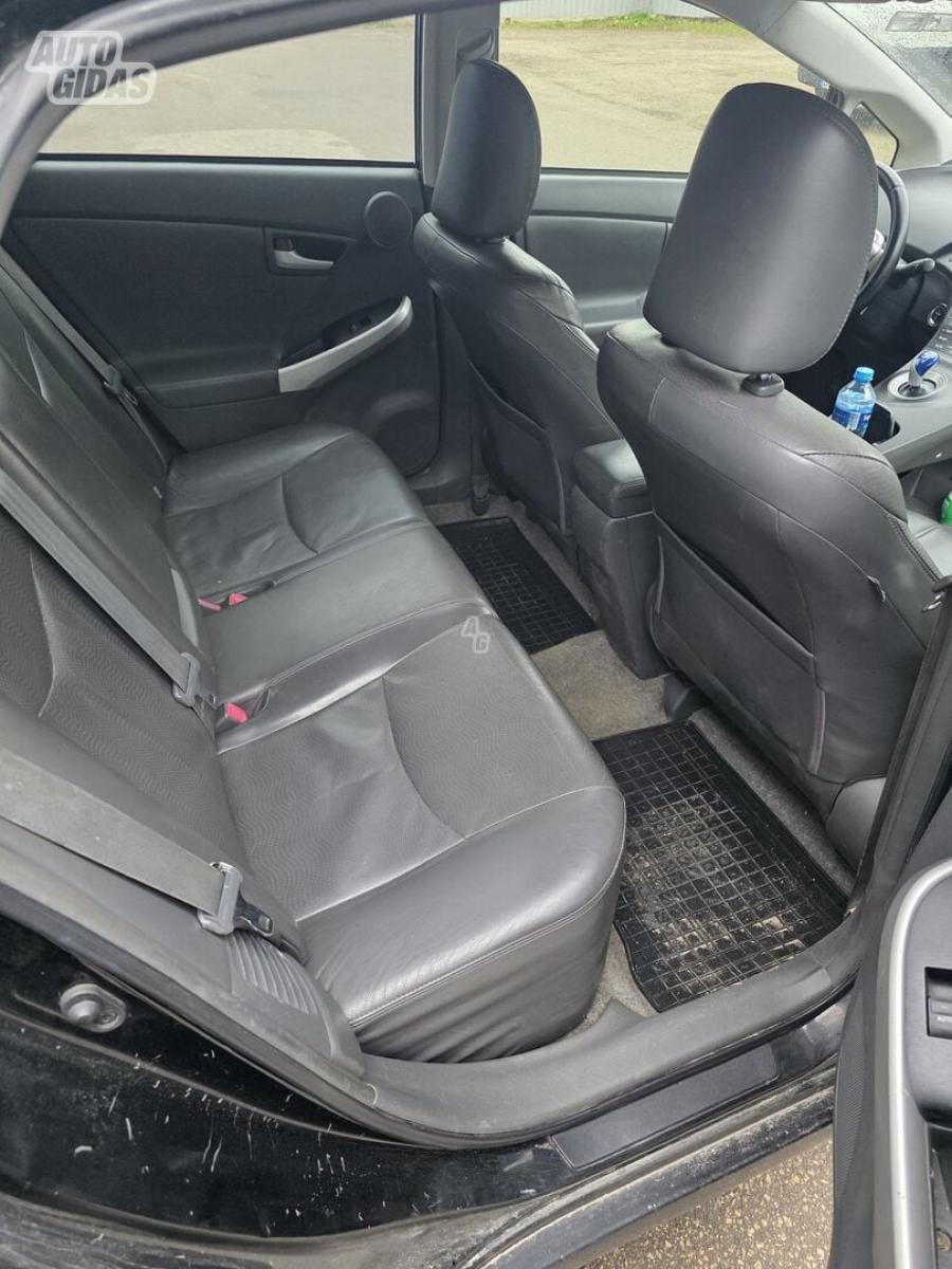 Black Toyota Prius 2012 in Panevezys, with an engine capacity of 1.80 L and mileage of 266 thousand km for 4999 €, photo 8 on AUTOMOTO.COM.LV