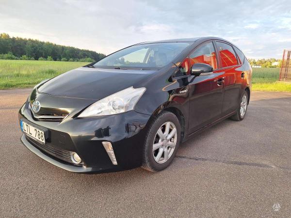 Black Toyota Prius 2013 in Vilnius, with an engine capacity of 1.80 L and mileage of 200 thousand km for 7500 €, photo 3 on AUTOMOTO.COM.LV