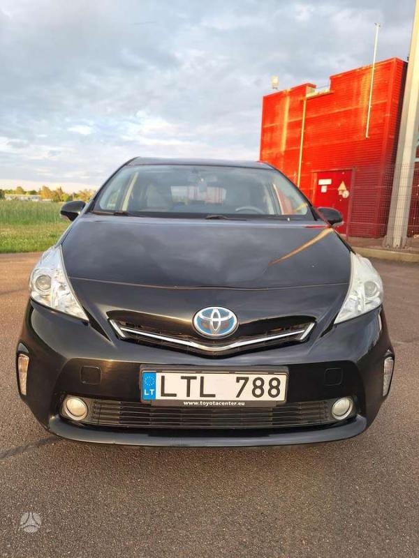 Black Toyota Prius 2013 in Vilnius, with an engine capacity of 1.80 L and mileage of 200 thousand km for 7500 €, photo 4 on AUTOMOTO.COM.LV