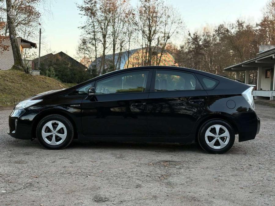 Black Toyota Prius 2014 in Birstonas, with an engine capacity of 1.80 L and mileage of 299 thousand km for 6900 €, photo 1 on AUTOMOTO.COM.LV