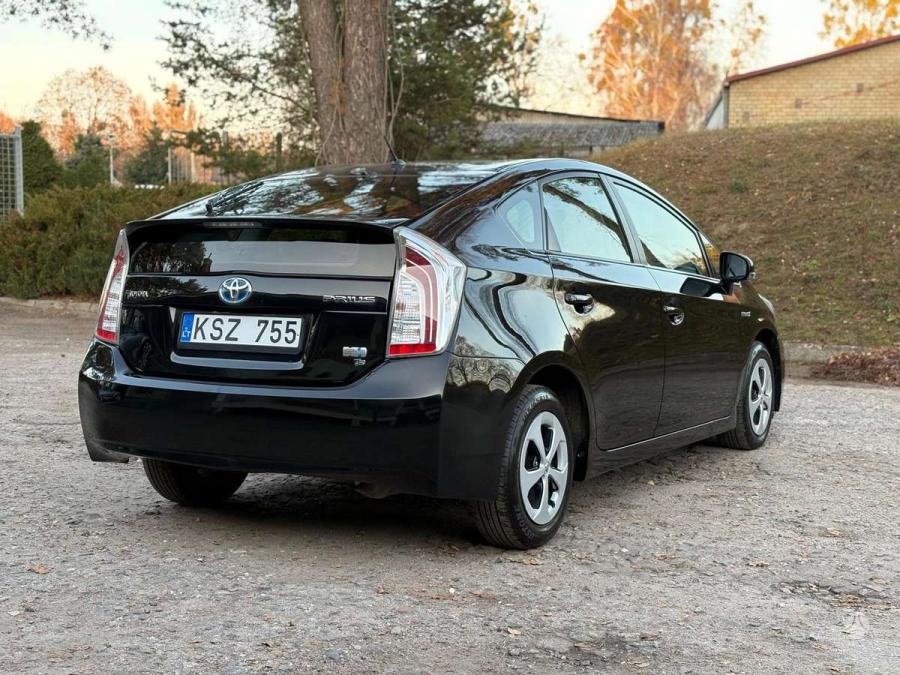 Black Toyota Prius 2014 in Birstonas, with an engine capacity of 1.80 L and mileage of 299 thousand km for 6900 €, photo 2 on AUTOMOTO.COM.LV