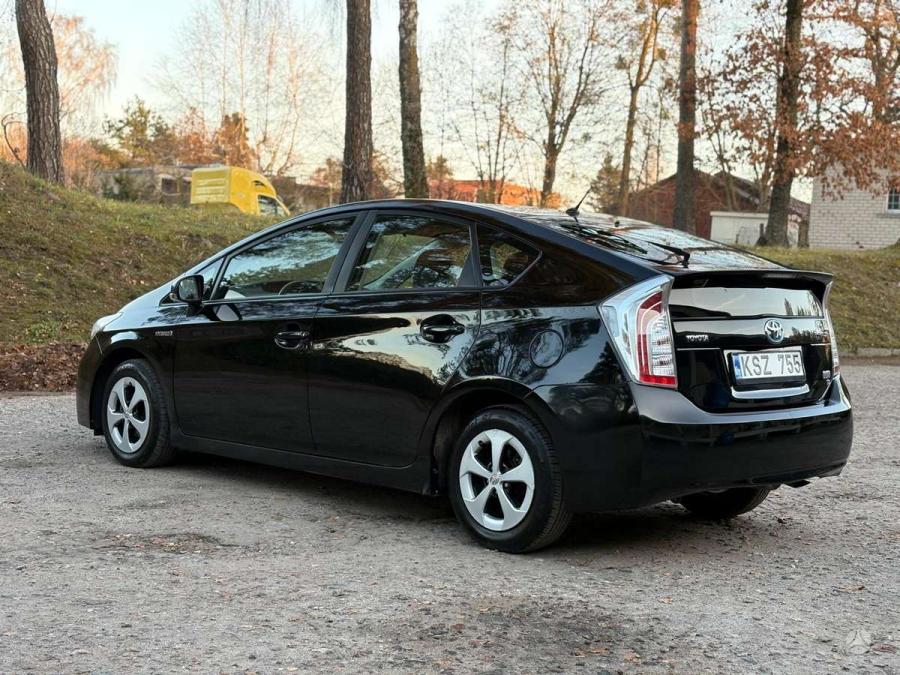 Black Toyota Prius 2014 in Birstonas, with an engine capacity of 1.80 L and mileage of 299 thousand km for 6900 €, photo 3 on AUTOMOTO.COM.LV