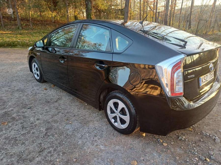 Black Toyota Prius 2014 in Birstonas, with an engine capacity of 1.80 L and mileage of 299 thousand km for 6900 €, photo 5 on AUTOMOTO.COM.LV