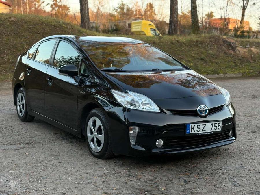 Black Toyota Prius 2014 in Birstonas, with an engine capacity of 1.80 L and mileage of 299 thousand km for 6900 €, photo 6 on AUTOMOTO.COM.LV