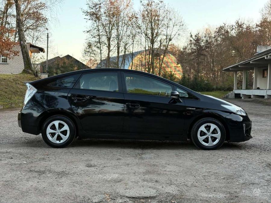 Black Toyota Prius 2014 in Birstonas, with an engine capacity of 1.80 L and mileage of 299 thousand km for 6900 €, photo 7 on AUTOMOTO.COM.LV
