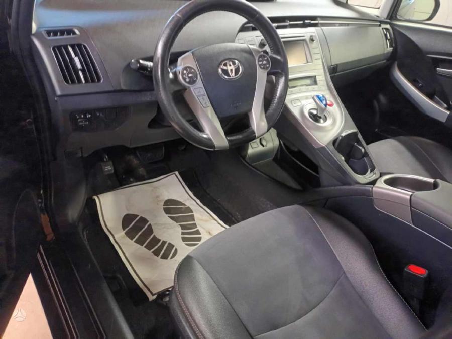 Black Toyota Prius 2014 in Birstonas, with an engine capacity of 1.80 L and mileage of 299 thousand km for 6900 €, photo 11 on AUTOMOTO.COM.LV