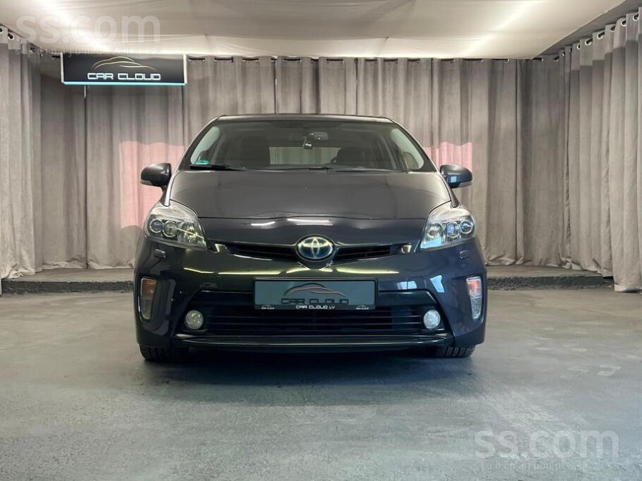 Black Toyota Prius 2014 in Riga, with an engine capacity of 1.80 L and mileage of 267 thousand km for 8490 €, photo 3 on AUTOMOTO.COM.LV