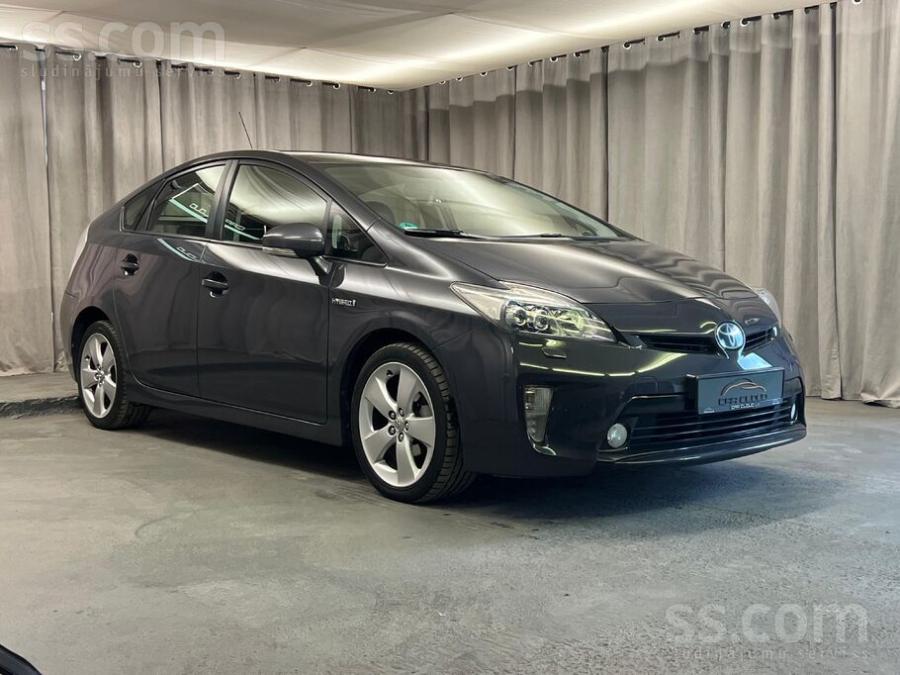 Black Toyota Prius 2014 in Riga, with an engine capacity of 1.80 L and mileage of 267 thousand km for 8490 €, photo 4 on AUTOMOTO.COM.LV