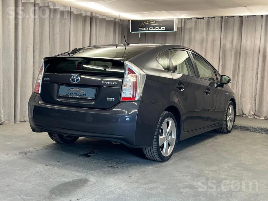 Black Toyota Prius 2014 in Riga, with an engine capacity of 1.80 L and mileage of 267 thousand km for 8490 €, photo 5 on AUTOMOTO.COM.LV