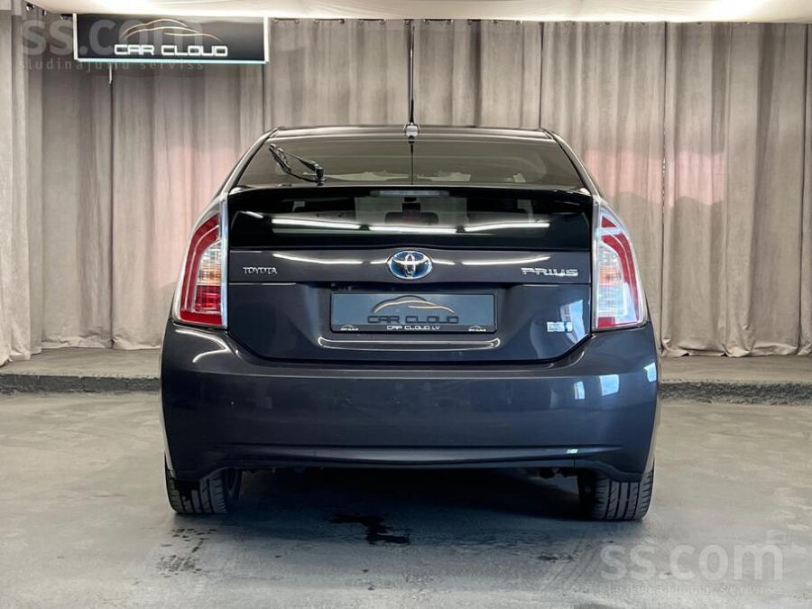 Black Toyota Prius 2014 in Riga, with an engine capacity of 1.80 L and mileage of 267 thousand km for 8490 €, photo 6 on AUTOMOTO.COM.LV