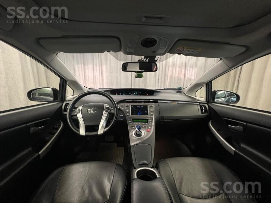 Black Toyota Prius 2014 in Riga, with an engine capacity of 1.80 L and mileage of 267 thousand km for 8490 €, photo 8 on AUTOMOTO.COM.LV