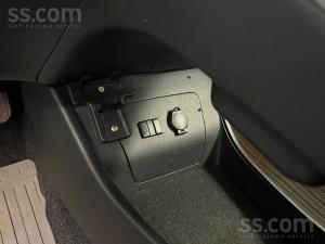 Black Toyota Prius 2014 in Riga, with an engine capacity of 1.80 L and mileage of 267 thousand km for 8490 €, photo 16 on AUTOMOTO.COM.LV