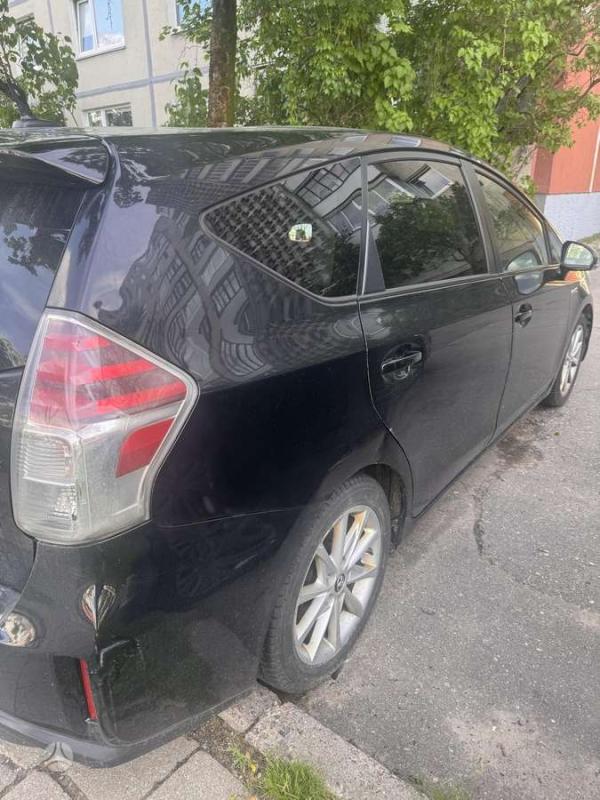 Black Toyota Prius 2015 in Vilnius, with an engine capacity of 1.80 L and mileage of 362 thousand km for 8500 €, photo 3 on AUTOMOTO.COM.LV