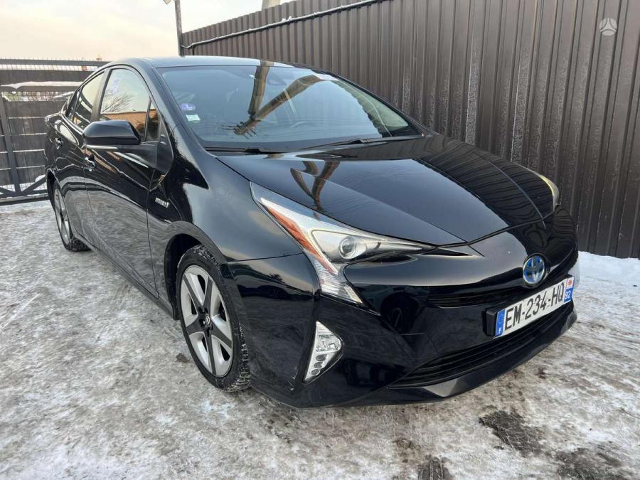 Black Toyota Prius 2017 in Kaunas, with an engine capacity of 1.80 L and mileage of 264 thousand km for 6900 €, photo 1 on AUTOMOTO.COM.LV