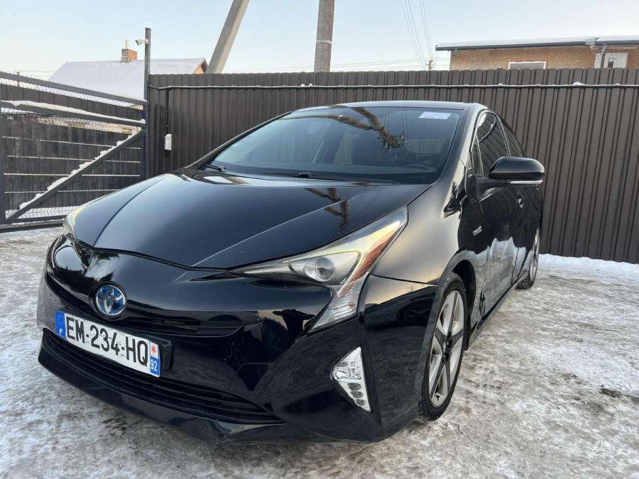 Black Toyota Prius 2017 in Kaunas, with an engine capacity of 1.80 L and mileage of 264 thousand km for 6900 €, photo 2 on AUTOMOTO.COM.LV