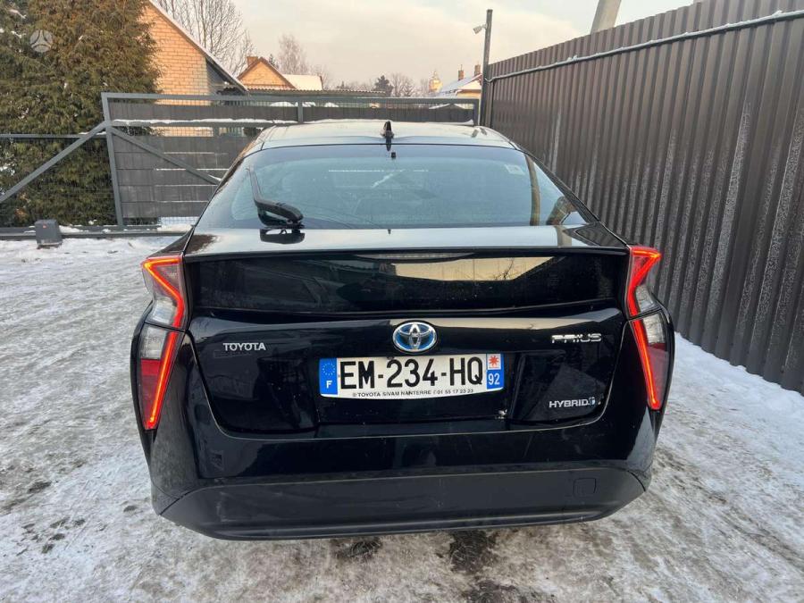 Black Toyota Prius 2017 in Kaunas, with an engine capacity of 1.80 L and mileage of 264 thousand km for 6900 €, photo 8 on AUTOMOTO.COM.LV