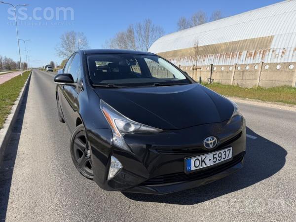 Black Toyota Prius 2017 in Jelgava, with an engine capacity of 1.80 L and mileage of 218 thousand km for 11500 €, photo 2 on AUTOMOTO.COM.LV