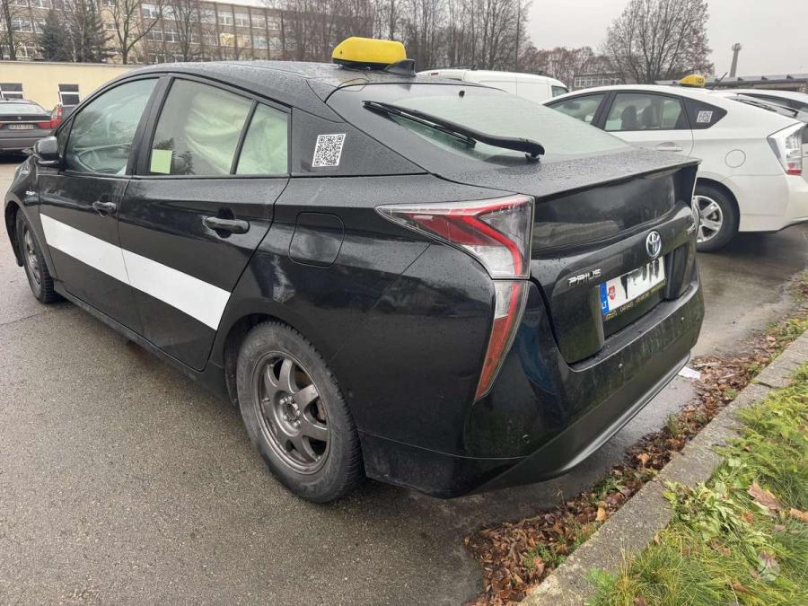 Black Toyota Prius 2018 in Klaipeda, with an engine capacity of 1.80 L and mileage of 67 thousand km for 5500 €, photo 3 on AUTOMOTO.COM.LV
