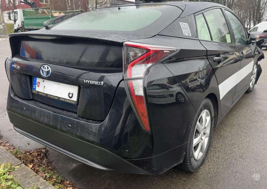 Black Toyota Prius 2018 in Klaipeda, with an engine capacity of 1.80 L and mileage of 69 thousand km for 5100 €, photo 1 on AUTOMOTO.COM.LV