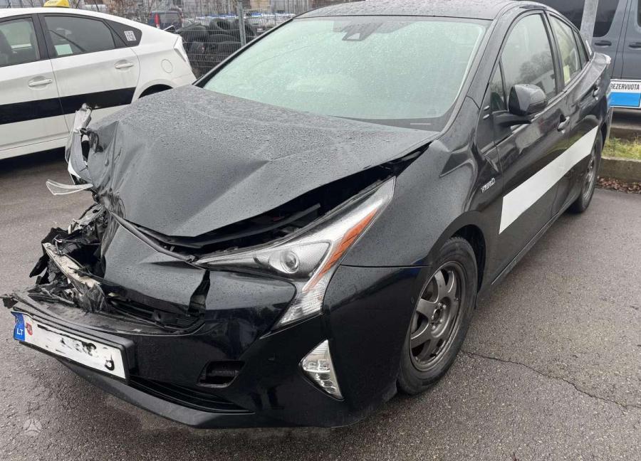 Black Toyota Prius 2018 in Klaipeda, with an engine capacity of 1.80 L and mileage of 69 thousand km for 5100 €, photo 4 on AUTOMOTO.COM.LV