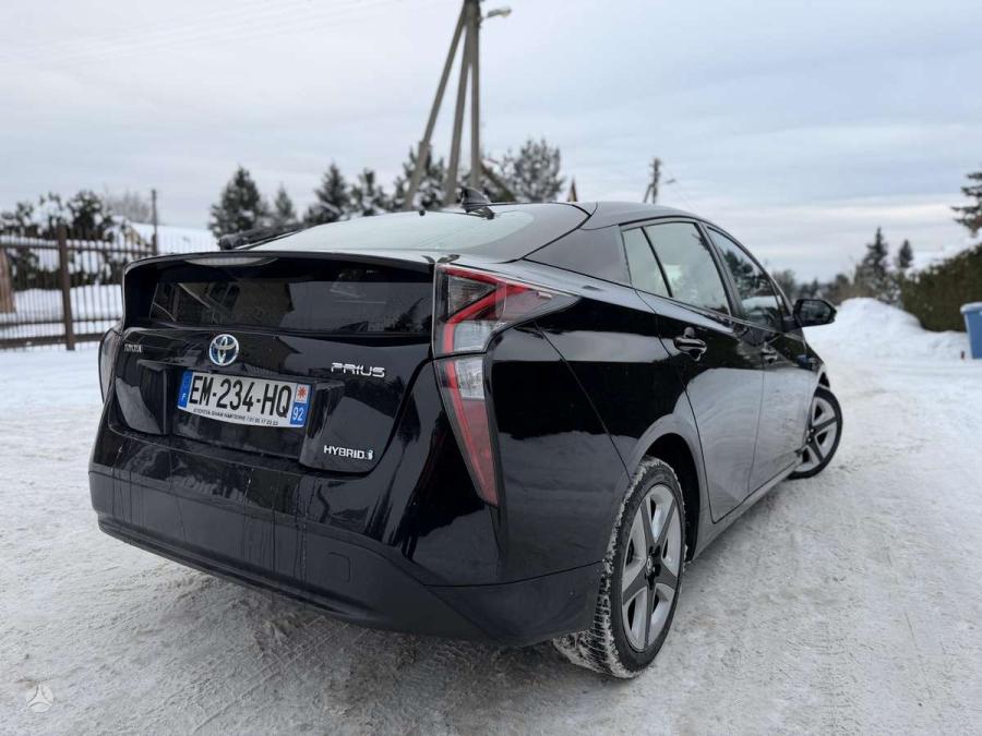 Black Toyota Prius 2019 in Vilnius, with an engine capacity of 1.80 L and mileage of 110 thousand km for 11450 €, photo 15 on AUTOMOTO.COM.LV