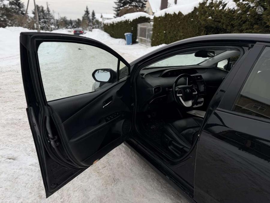 Black Toyota Prius 2019 in Vilnius, with an engine capacity of 1.80 L and mileage of 110 thousand km for 11450 €, photo 22 on AUTOMOTO.COM.LV