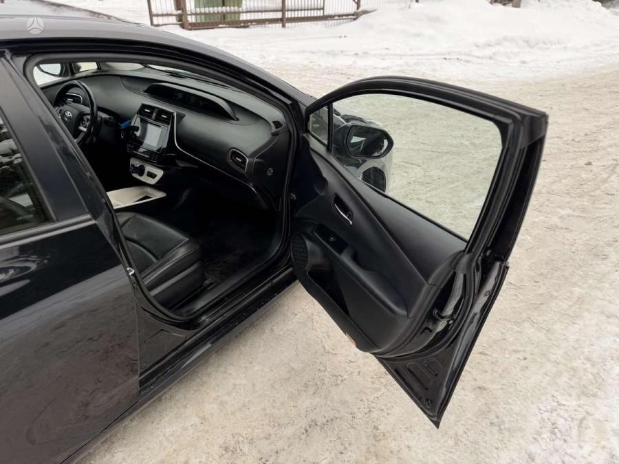 Black Toyota Prius 2019 in Vilnius, with an engine capacity of 1.80 L and mileage of 110 thousand km for 11450 €, photo 28 on AUTOMOTO.COM.LV