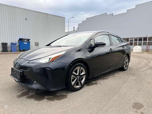 Black Toyota Prius 2019 in Rokiskis, with an engine capacity of 1.80 L and mileage of 420 thousand km for 8550 €, photo 3 on AUTOMOTO.COM.LV