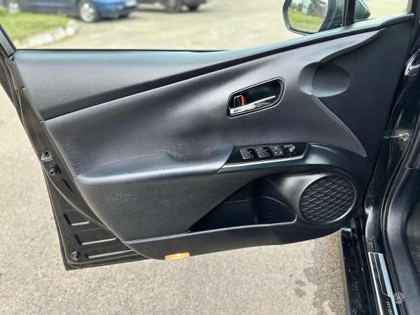 Black Toyota Prius 2019 in Rokiskis, with an engine capacity of 1.80 L and mileage of 420 thousand km for 8550 €, photo 6 on AUTOMOTO.COM.LV