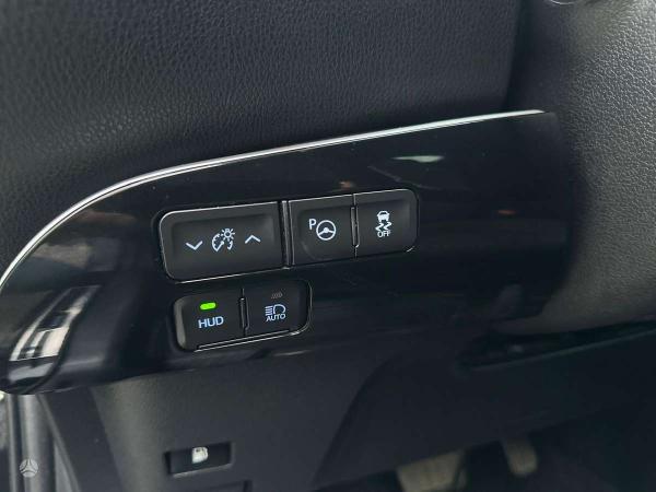 Black Toyota Prius 2019 in Rokiskis, with an engine capacity of 1.80 L and mileage of 420 thousand km for 8550 €, photo 8 on AUTOMOTO.COM.LV